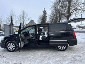 Black Lancia Voyager 2013 in Siauliai, with an engine capacity of 2.78 L and mileage of 289 thousand km for 7500 €, photo 17 on AUTOMOTO.COM.LV