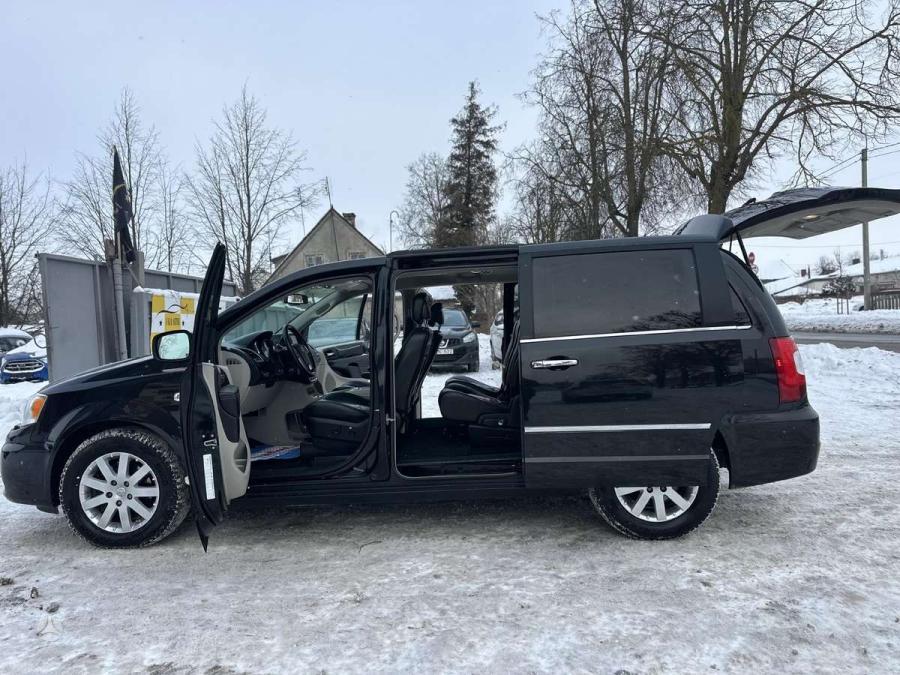 Black Lancia Voyager 2013 in Siauliai, with an engine capacity of 2.78 L and mileage of 289 thousand km for 7500 €, photo 17 on AUTOMOTO.COM.LV