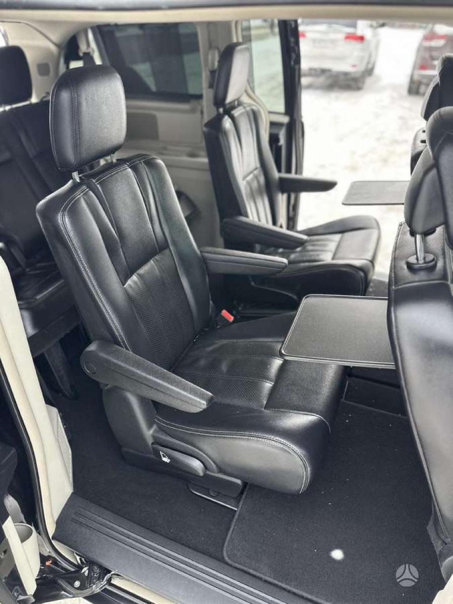Black Lancia Voyager 2013 in Siauliai, with an engine capacity of 2.78 L and mileage of 289 thousand km for 7500 €, photo 29 on AUTOMOTO.COM.LV