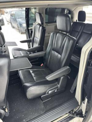 Black Lancia Voyager 2013 in Siauliai, with an engine capacity of 2.78 L and mileage of 289 thousand km for 7500 €, photo 30 on AUTOMOTO.COM.LV