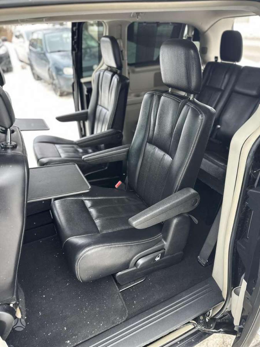 Black Lancia Voyager 2013 in Siauliai, with an engine capacity of 2.78 L and mileage of 289 thousand km for 7500 €, photo 30 on AUTOMOTO.COM.LV