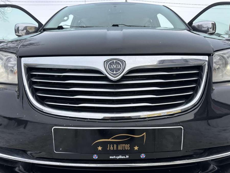 Black Lancia Voyager 2013 in Siauliai, with an engine capacity of 2.78 L and mileage of 289 thousand km for 7500 €, photo 35 on AUTOMOTO.COM.LV