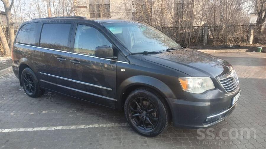 Black Lancia Voyager 2013 in Jelgava, with an engine capacity of 2.80 L and mileage of 328 thousand km for 4500 €, photo 1 on AUTOMOTO.COM.LV