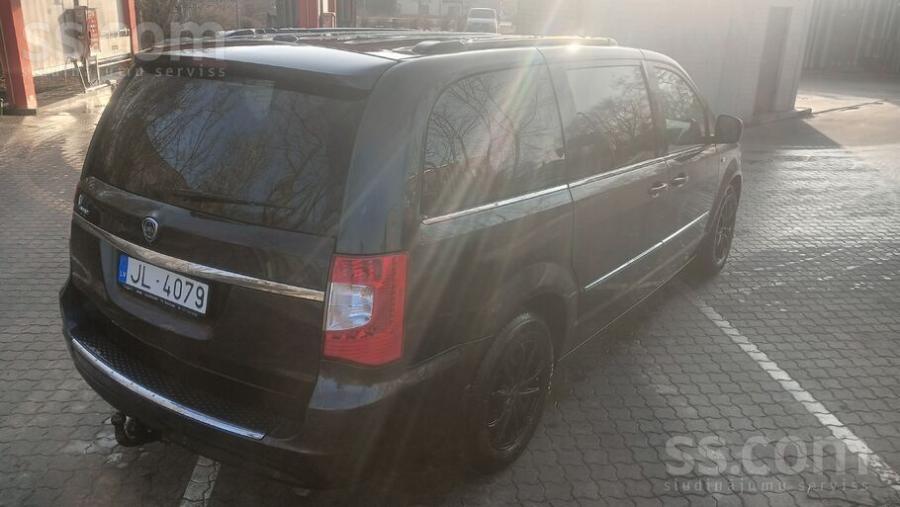 Black Lancia Voyager 2013 in Jelgava, with an engine capacity of 2.80 L and mileage of 328 thousand km for 4500 €, photo 2 on AUTOMOTO.COM.LV