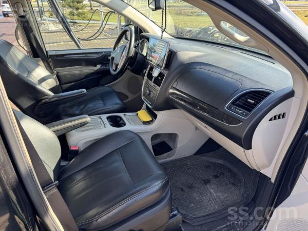 Melns Lancia Voyager 2013 Rīga, ar dzinēja tilpumu 2.80 L un nobraukumu 187 tūkst. km par 10350 €, foto 9 vietnē AUTOMOTO.COM.LV