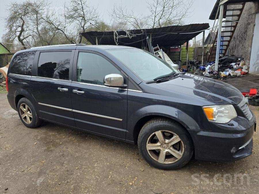 Black Lancia Voyager 2013 in Riga, with an engine capacity of 2.80 L and mileage of 0 thousand km for 8500 €, photo 3 on AUTOMOTO.COM.LV