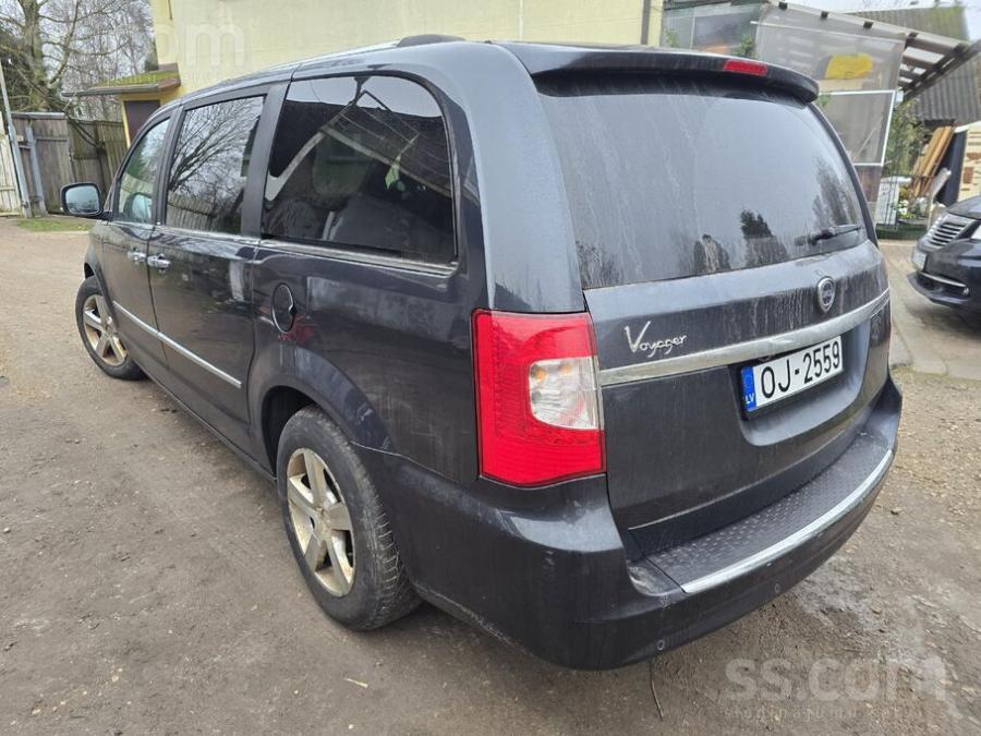 Black Lancia Voyager 2013 in Riga, with an engine capacity of 2.80 L and mileage of 0 thousand km for 8500 €, photo 5 on AUTOMOTO.COM.LV