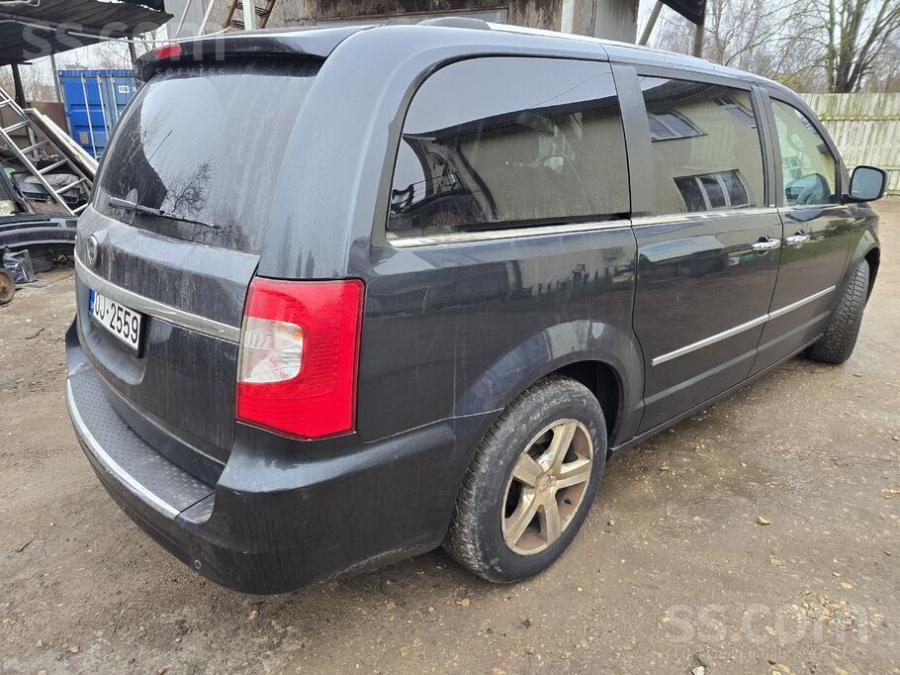 Black Lancia Voyager 2013 in Riga, with an engine capacity of 2.80 L and mileage of 0 thousand km for 8500 €, photo 6 on AUTOMOTO.COM.LV