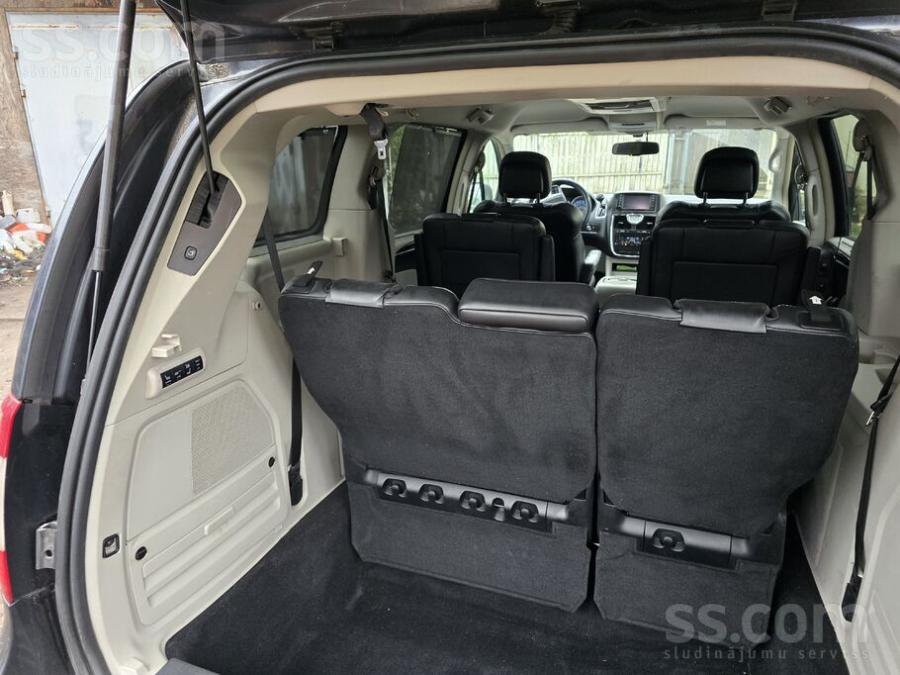 Black Lancia Voyager 2013 in Riga, with an engine capacity of 2.80 L and mileage of 0 thousand km for 8500 €, photo 9 on AUTOMOTO.COM.LV