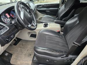 Black Lancia Voyager 2013 in Riga, with an engine capacity of 2.80 L and mileage of 0 thousand km for 8500 €, photo 12 on AUTOMOTO.COM.LV