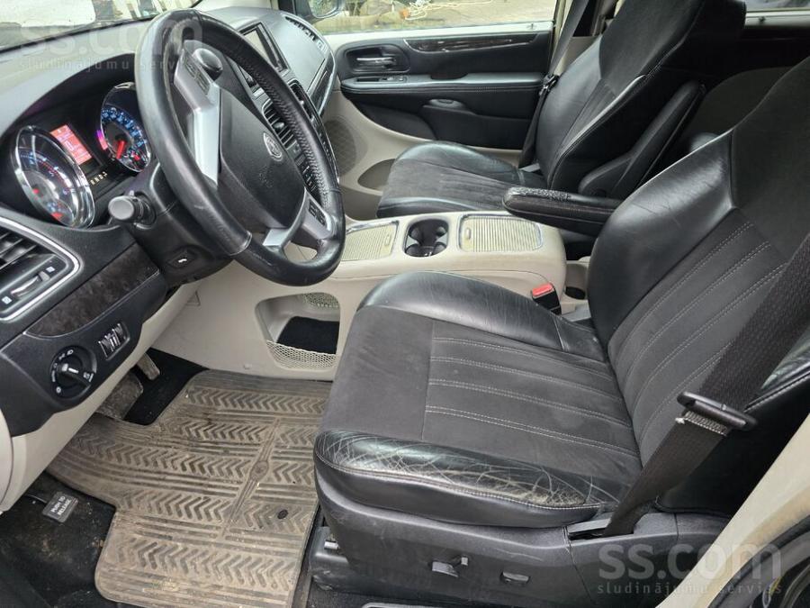 Black Lancia Voyager 2013 in Riga, with an engine capacity of 2.80 L and mileage of 0 thousand km for 8500 €, photo 12 on AUTOMOTO.COM.LV