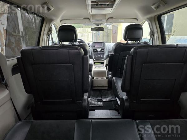 Black Lancia Voyager 2013 in Riga, with an engine capacity of 2.80 L and mileage of 0 thousand km for 8500 €, photo 7 on AUTOMOTO.COM.LV