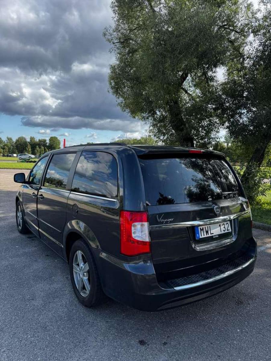 Black Lancia Voyager 2013 in Kaunas, with an engine capacity of 2.80 L and mileage of 212 thousand km for 5900 €, photo 3 on AUTOMOTO.COM.LV