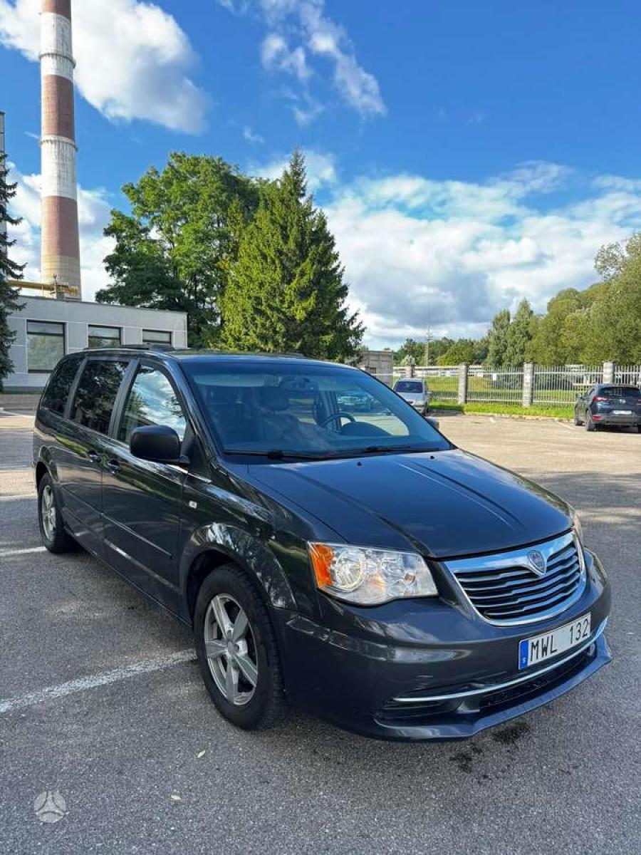 Black Lancia Voyager 2013 in Kaunas, with an engine capacity of 2.80 L and mileage of 212 thousand km for 5900 €, photo 4 on AUTOMOTO.COM.LV