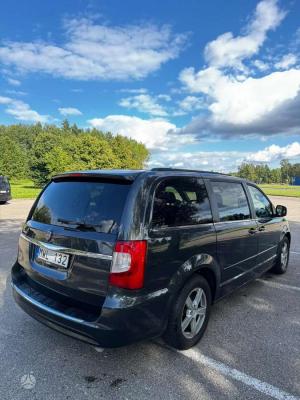 Black Lancia Voyager 2013 in Kaunas, with an engine capacity of 2.80 L and mileage of 212 thousand km for 5900 €, photo 5 on AUTOMOTO.COM.LV