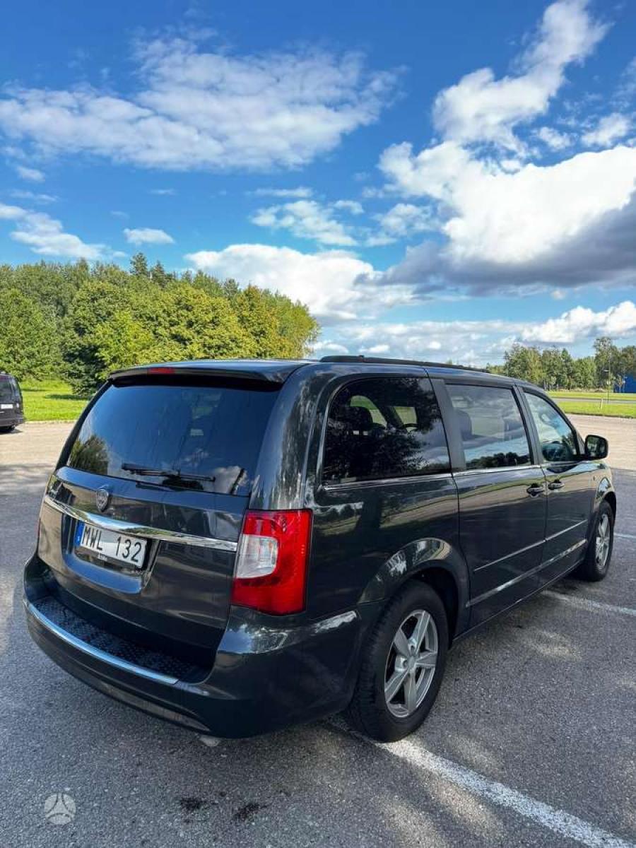 Black Lancia Voyager 2013 in Kaunas, with an engine capacity of 2.80 L and mileage of 212 thousand km for 5900 €, photo 5 on AUTOMOTO.COM.LV