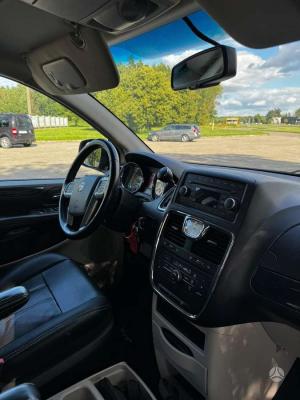 Black Lancia Voyager 2013 in Kaunas, with an engine capacity of 2.80 L and mileage of 212 thousand km for 5900 €, photo 8 on AUTOMOTO.COM.LV