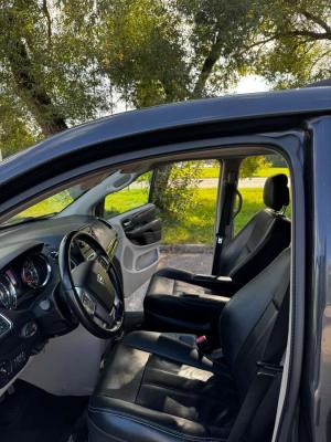 Black Lancia Voyager 2013 in Kaunas, with an engine capacity of 2.80 L and mileage of 212 thousand km for 5900 €, photo 9 on AUTOMOTO.COM.LV