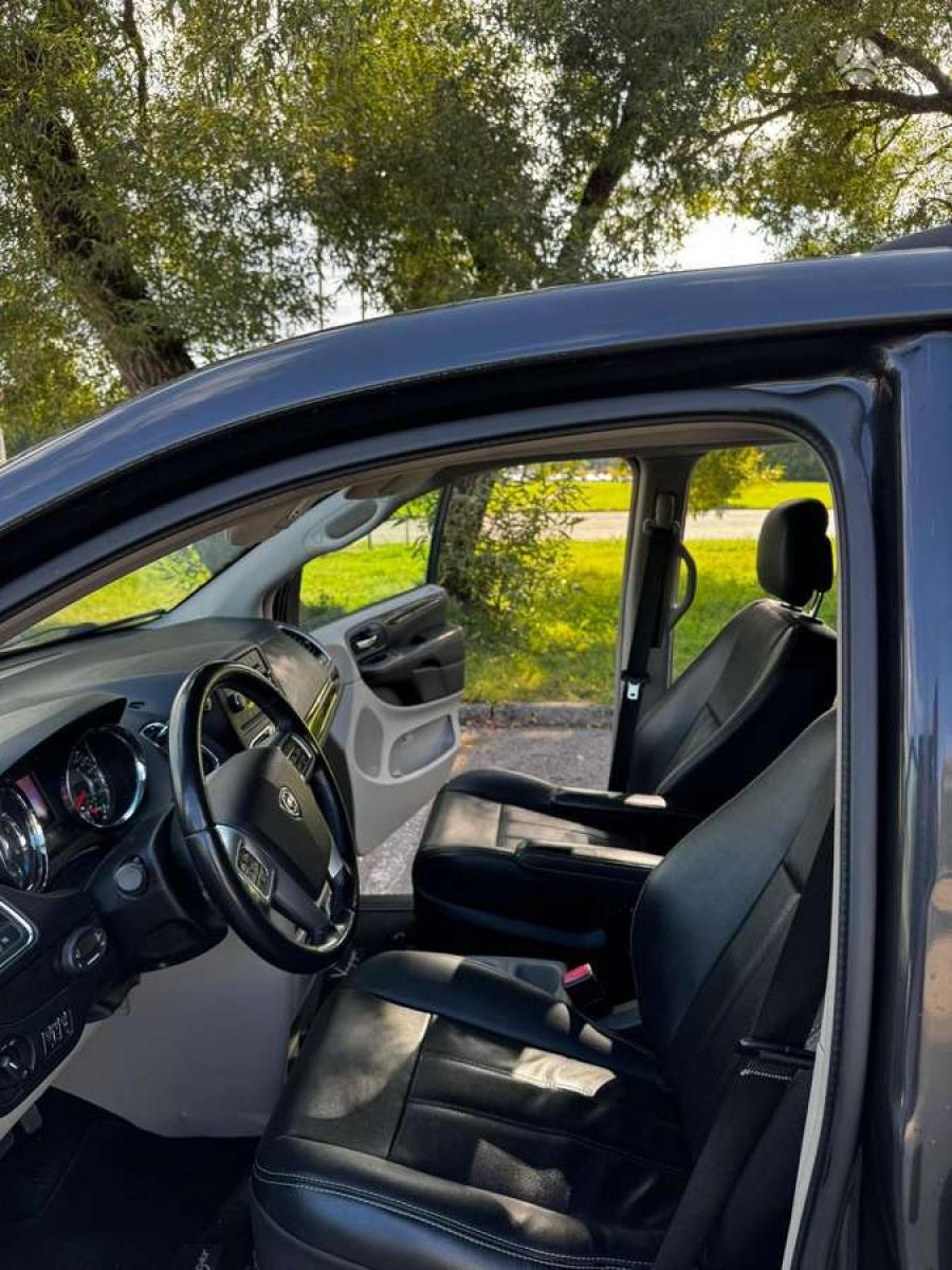Black Lancia Voyager 2013 in Kaunas, with an engine capacity of 2.80 L and mileage of 212 thousand km for 5900 €, photo 9 on AUTOMOTO.COM.LV