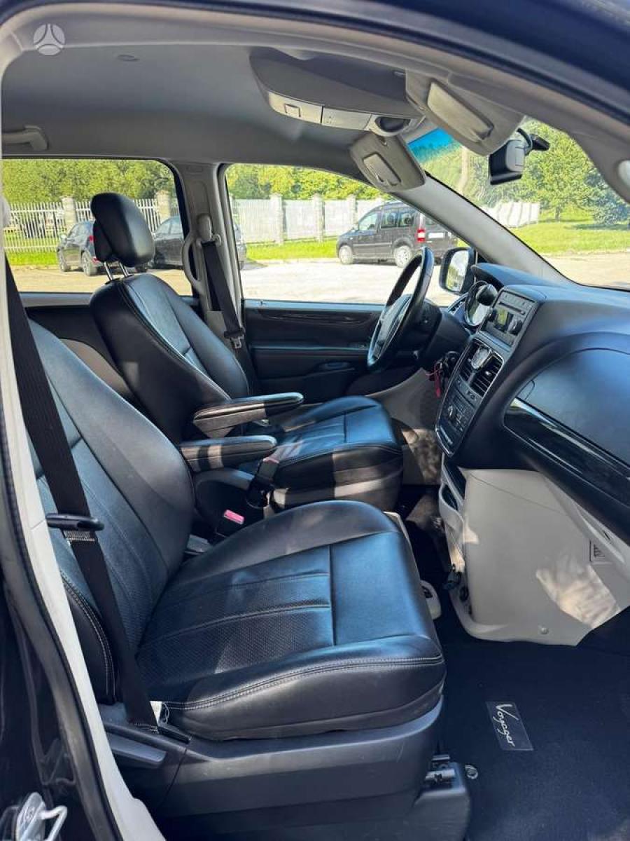 Black Lancia Voyager 2013 in Kaunas, with an engine capacity of 2.80 L and mileage of 212 thousand km for 5900 €, photo 10 on AUTOMOTO.COM.LV