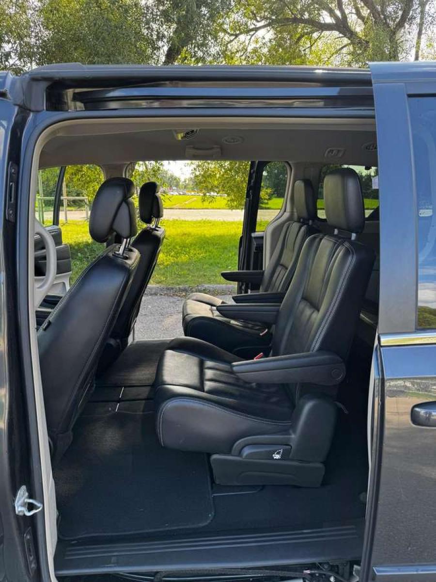 Black Lancia Voyager 2013 in Kaunas, with an engine capacity of 2.80 L and mileage of 212 thousand km for 5900 €, photo 12 on AUTOMOTO.COM.LV