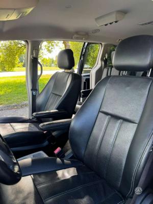 Black Lancia Voyager 2013 in Kaunas, with an engine capacity of 2.80 L and mileage of 212 thousand km for 5900 €, photo 15 on AUTOMOTO.COM.LV