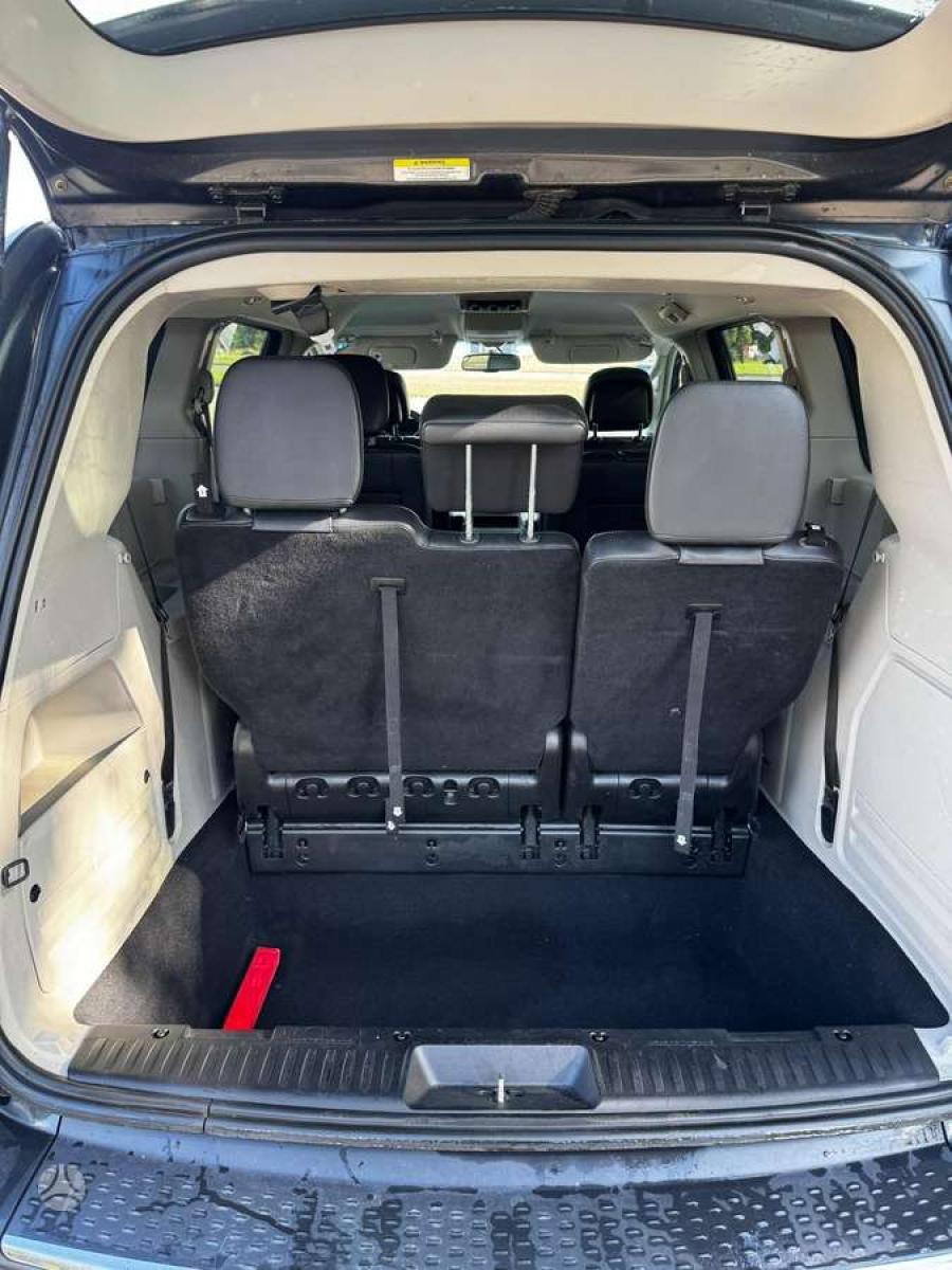 Black Lancia Voyager 2013 in Kaunas, with an engine capacity of 2.80 L and mileage of 212 thousand km for 5900 €, photo 17 on AUTOMOTO.COM.LV