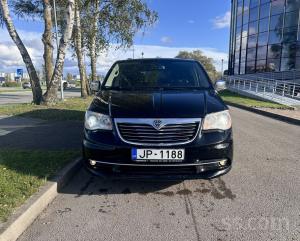 Black Lancia Voyager 2013 in Riga, with an engine capacity of 2.80 L and mileage of 324 thousand km for 5999 €, photo 3 on AUTOMOTO.COM.LV