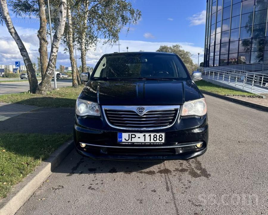 Black Lancia Voyager 2013 in Riga, with an engine capacity of 2.80 L and mileage of 324 thousand km for 5999 €, photo 3 on AUTOMOTO.COM.LV