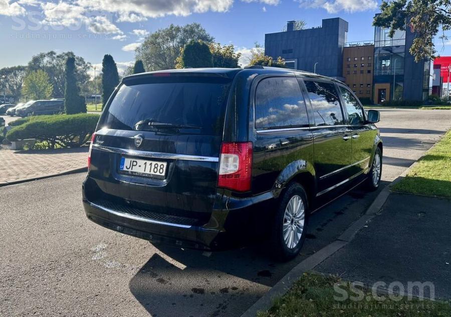 Black Lancia Voyager 2013 in Riga, with an engine capacity of 2.80 L and mileage of 324 thousand km for 5999 €, photo 5 on AUTOMOTO.COM.LV