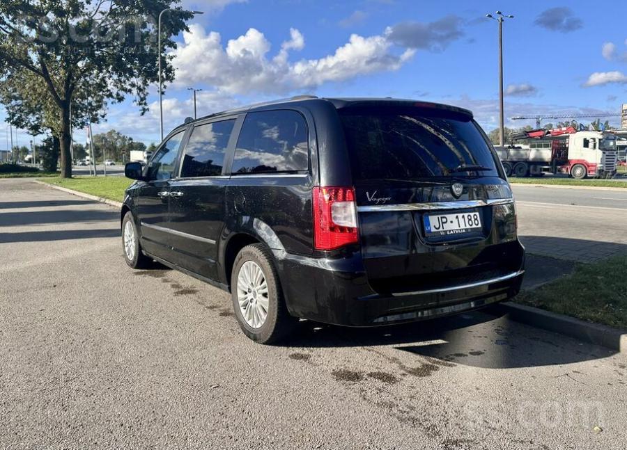 Black Lancia Voyager 2013 in Riga, with an engine capacity of 2.80 L and mileage of 324 thousand km for 5999 €, photo 6 on AUTOMOTO.COM.LV