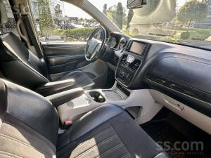 Black Lancia Voyager 2013 in Riga, with an engine capacity of 2.80 L and mileage of 324 thousand km for 5999 €, photo 8 on AUTOMOTO.COM.LV