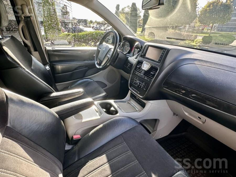 Black Lancia Voyager 2013 in Riga, with an engine capacity of 2.80 L and mileage of 324 thousand km for 5999 €, photo 8 on AUTOMOTO.COM.LV