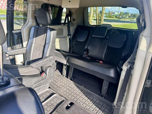 Melns Lancia Voyager 2013 Rīga, ar dzinēja tilpumu 2.80 L un nobraukumu 324 tūkst. km par 5999 €, foto 11 vietnē AUTOMOTO.COM.LV