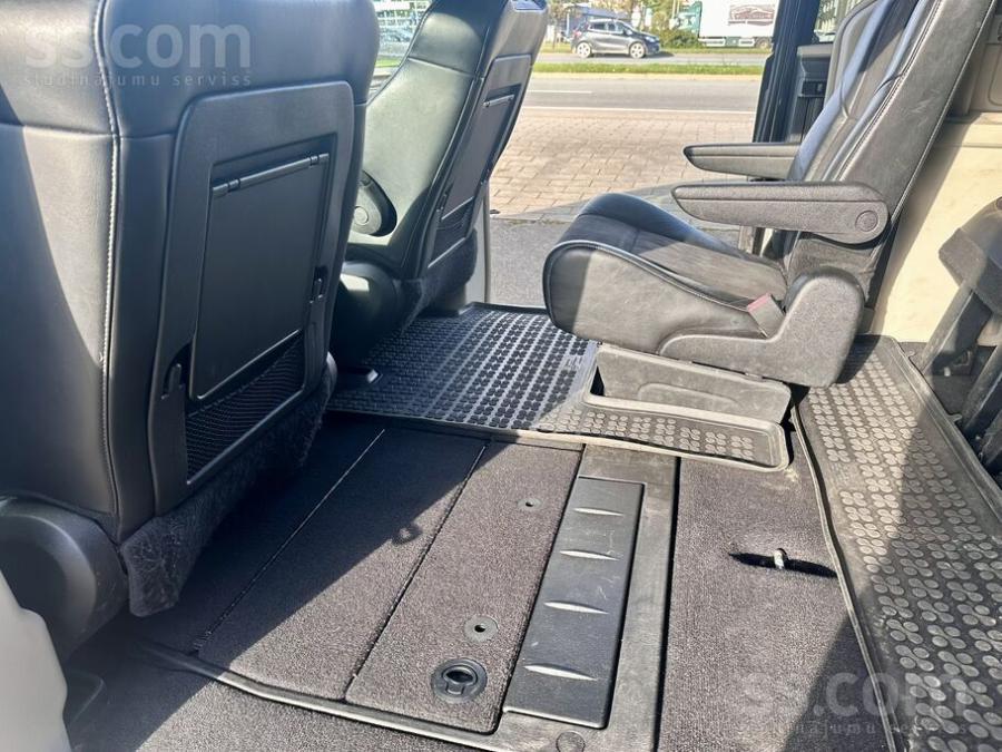 Black Lancia Voyager 2013 in Riga, with an engine capacity of 2.80 L and mileage of 324 thousand km for 5999 €, photo 12 on AUTOMOTO.COM.LV