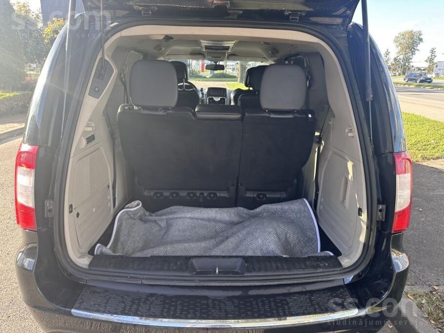 Black Lancia Voyager 2013 in Riga, with an engine capacity of 2.80 L and mileage of 324 thousand km for 5999 €, photo 17 on AUTOMOTO.COM.LV