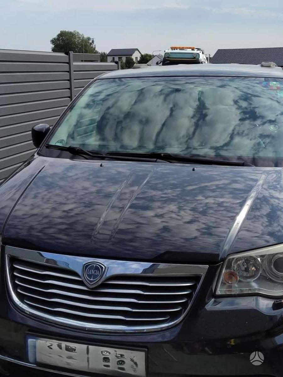 Black Lancia Voyager 2013 in Vilnius, with an engine capacity of 2.80 L and mileage of 196 thousand km for 4790 €, photo 1 on AUTOMOTO.COM.LV
