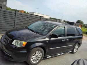 Black Lancia Voyager 2013 in Vilnius, with an engine capacity of 2.80 L and mileage of 196 thousand km for 4790 €, photo 3 on AUTOMOTO.COM.LV