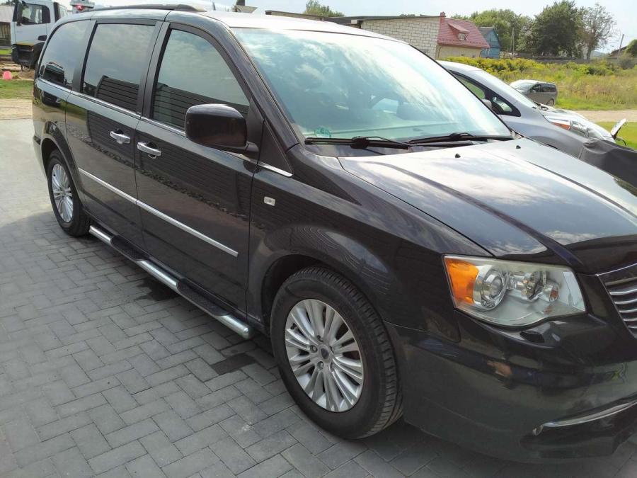 Black Lancia Voyager 2013 in Vilnius, with an engine capacity of 2.80 L and mileage of 196 thousand km for 4790 €, photo 4 on AUTOMOTO.COM.LV