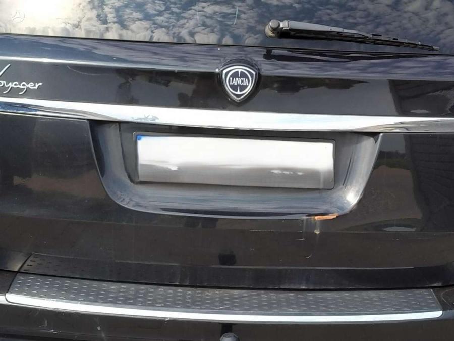 Black Lancia Voyager 2013 in Vilnius, with an engine capacity of 2.80 L and mileage of 196 thousand km for 4790 €, photo 5 on AUTOMOTO.COM.LV