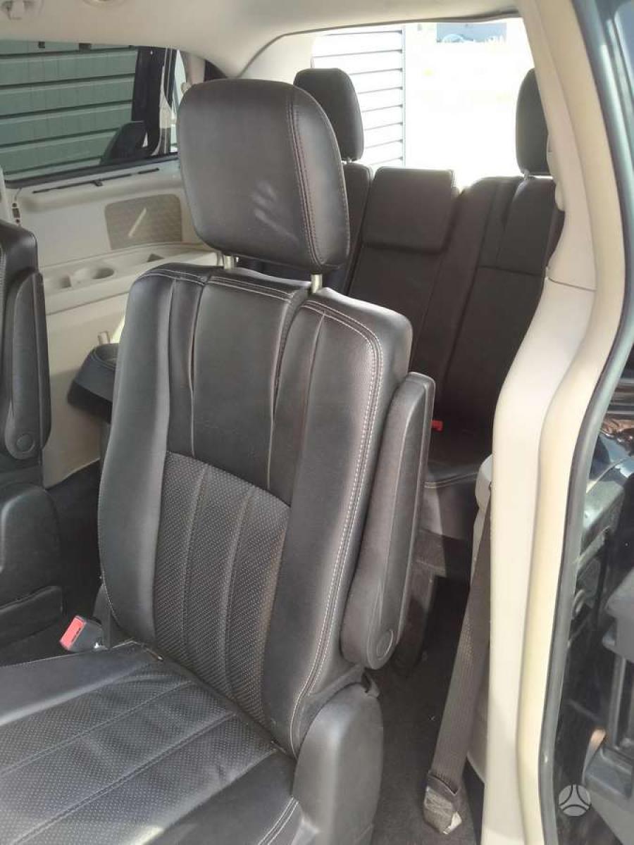 Black Lancia Voyager 2013 in Vilnius, with an engine capacity of 2.80 L and mileage of 196 thousand km for 4790 €, photo 8 on AUTOMOTO.COM.LV