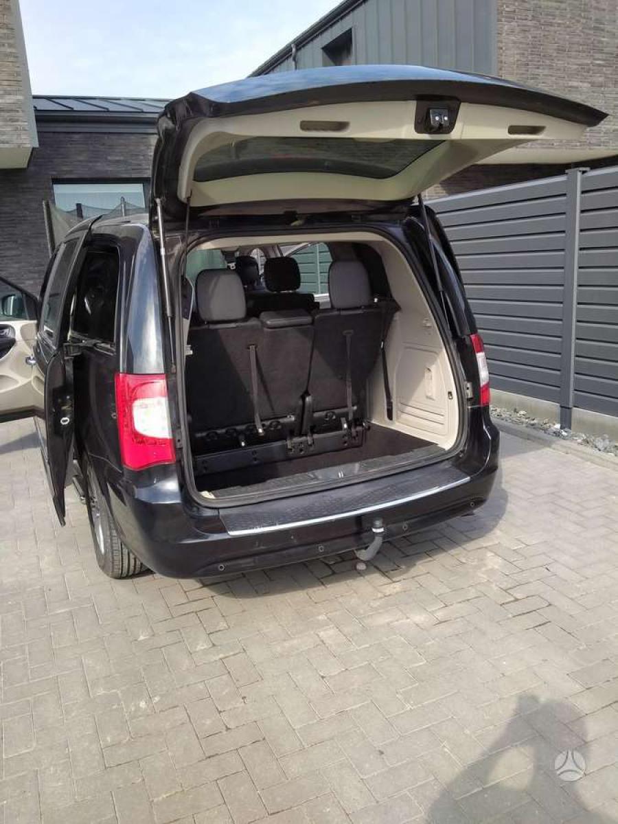 Black Lancia Voyager 2013 in Vilnius, with an engine capacity of 2.80 L and mileage of 196 thousand km for 4790 €, photo 9 on AUTOMOTO.COM.LV
