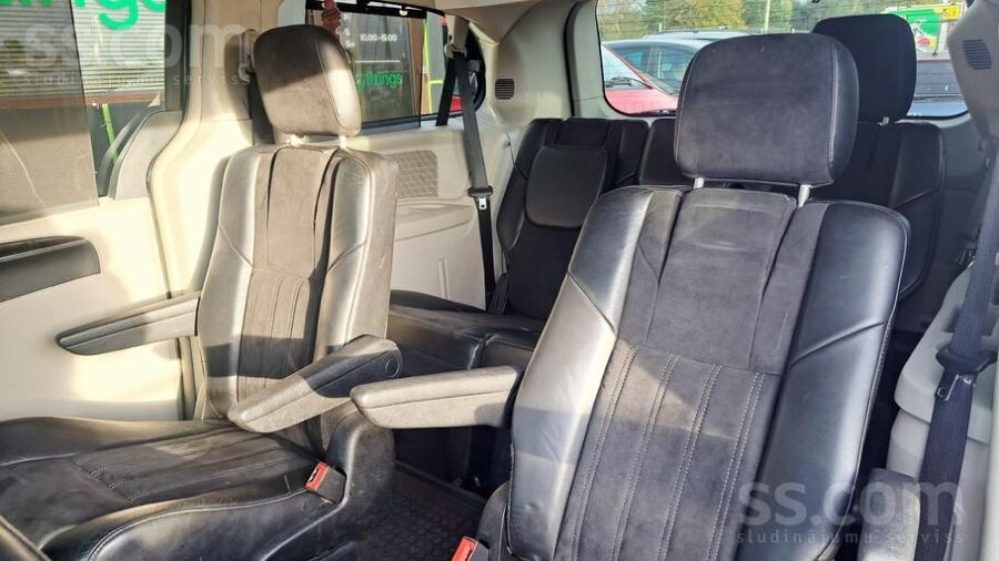 Melns Lancia Voyager 2013 Rīga, ar dzinēja tilpumu 2.80 L un nobraukumu 325 tūkst. km par 6490 €, foto 19 vietnē AUTOMOTO.COM.LV