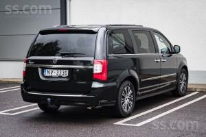 Black Lancia Voyager 2014 in Riga, with an engine capacity of 2.80 L and mileage of 0 thousand km for 9950 €, photo 4 on AUTOMOTO.COM.LV