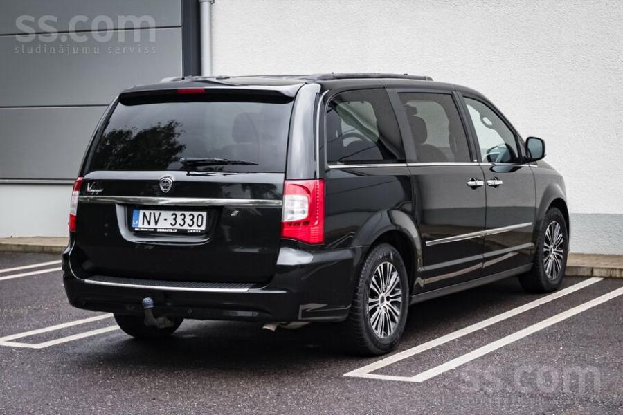 Black Lancia Voyager 2014 in Riga, with an engine capacity of 2.80 L and mileage of 0 thousand km for 9950 €, photo 4 on AUTOMOTO.COM.LV