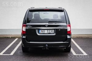 Black Lancia Voyager 2014 in Riga, with an engine capacity of 2.80 L and mileage of 0 thousand km for 9950 €, photo 5 on AUTOMOTO.COM.LV
