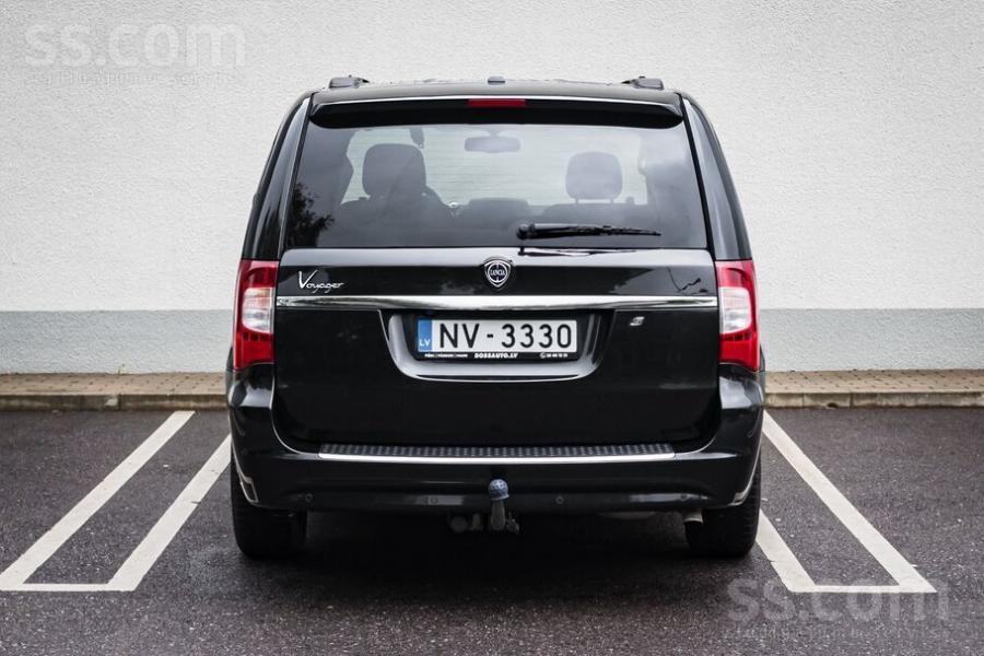 Black Lancia Voyager 2014 in Riga, with an engine capacity of 2.80 L and mileage of 0 thousand km for 9950 €, photo 5 on AUTOMOTO.COM.LV