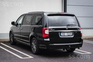 Black Lancia Voyager 2014 in Riga, with an engine capacity of 2.80 L and mileage of 0 thousand km for 9950 €, photo 6 on AUTOMOTO.COM.LV