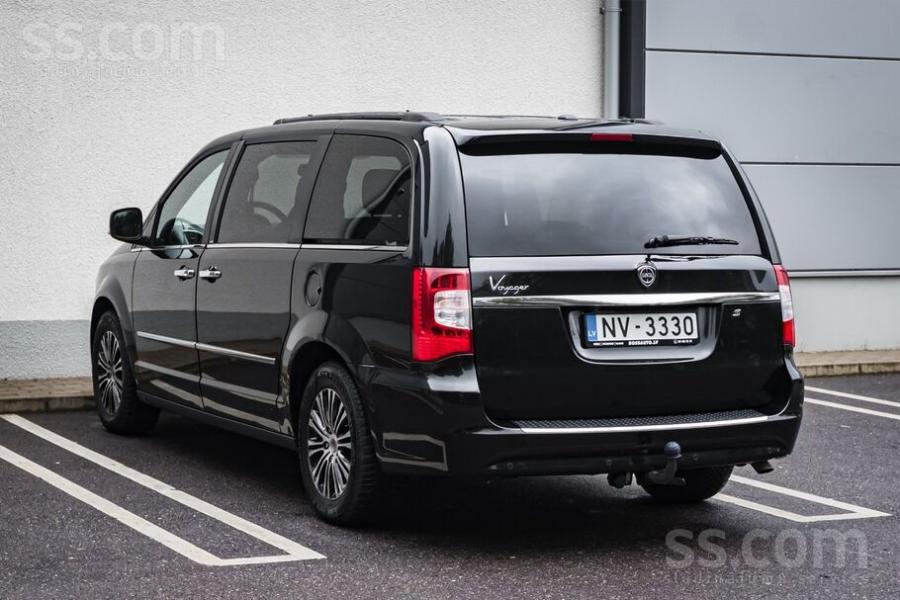 Black Lancia Voyager 2014 in Riga, with an engine capacity of 2.80 L and mileage of 0 thousand km for 9950 €, photo 6 on AUTOMOTO.COM.LV