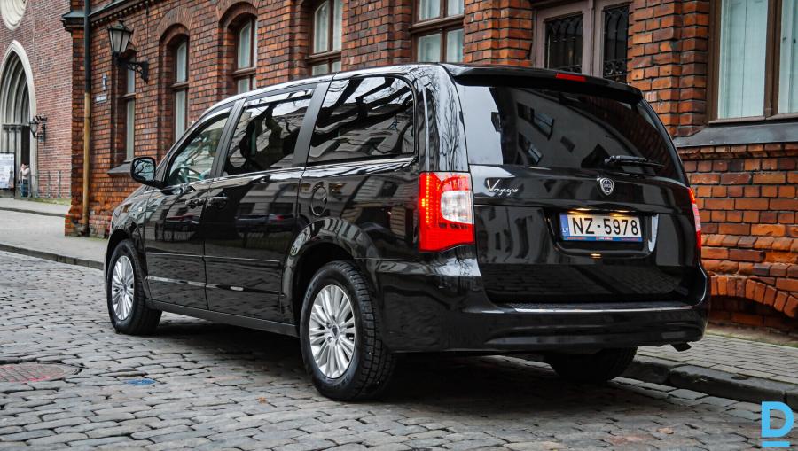 Melns Lancia Voyager 2014 Rīga, ar dzinēja tilpumu 2.80 L un nobraukumu 293 tūkst. km par 7450 €, foto 3 vietnē AUTOMOTO.COM.LV